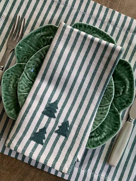Serviett med striper og grønne trær - juleserviett - Moon Living